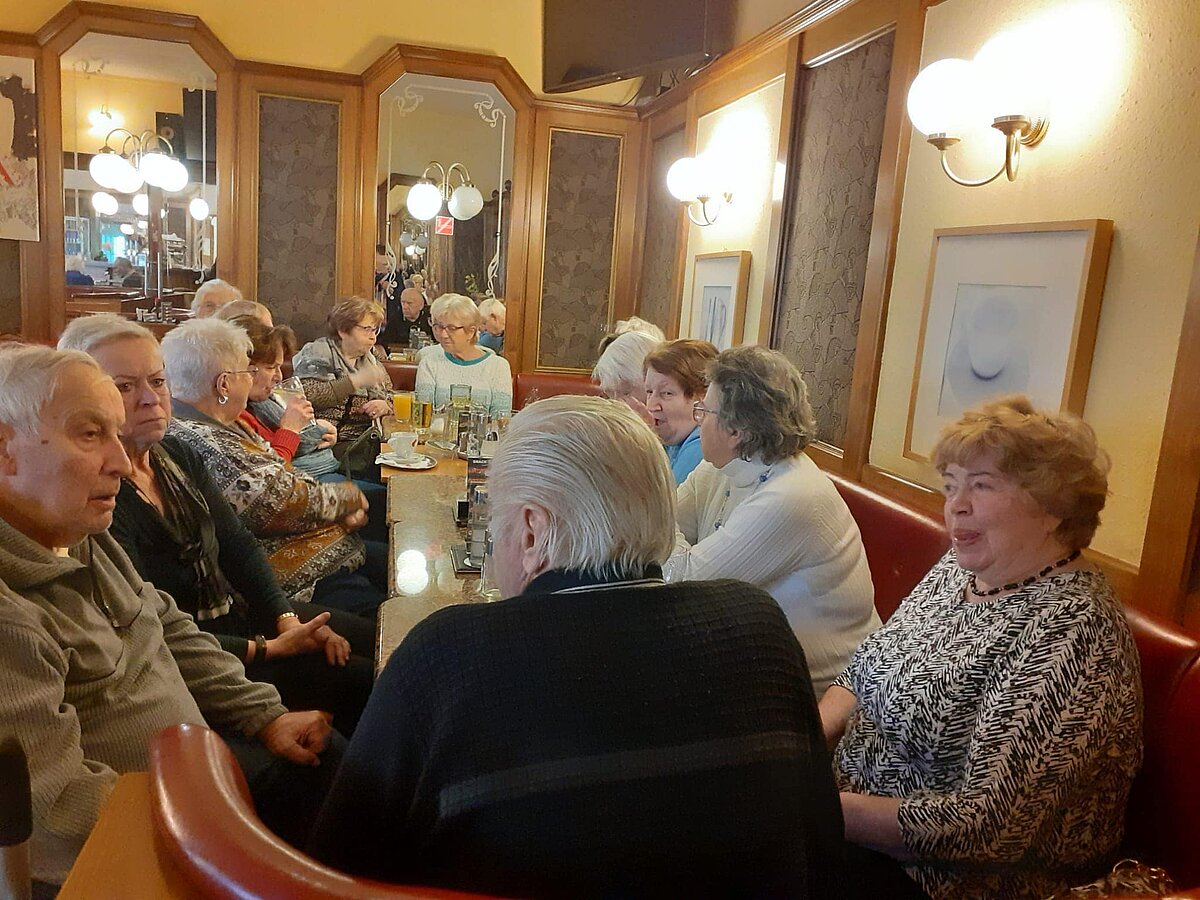 Es ist Donnerstag, wir müssen uns unbedingt mal zum Kaffee treffen!